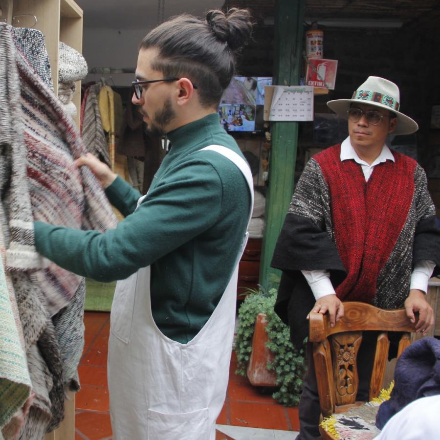 La ruana colombiana viste al mundo con 'Tejidos Rebancá' | Artesanías