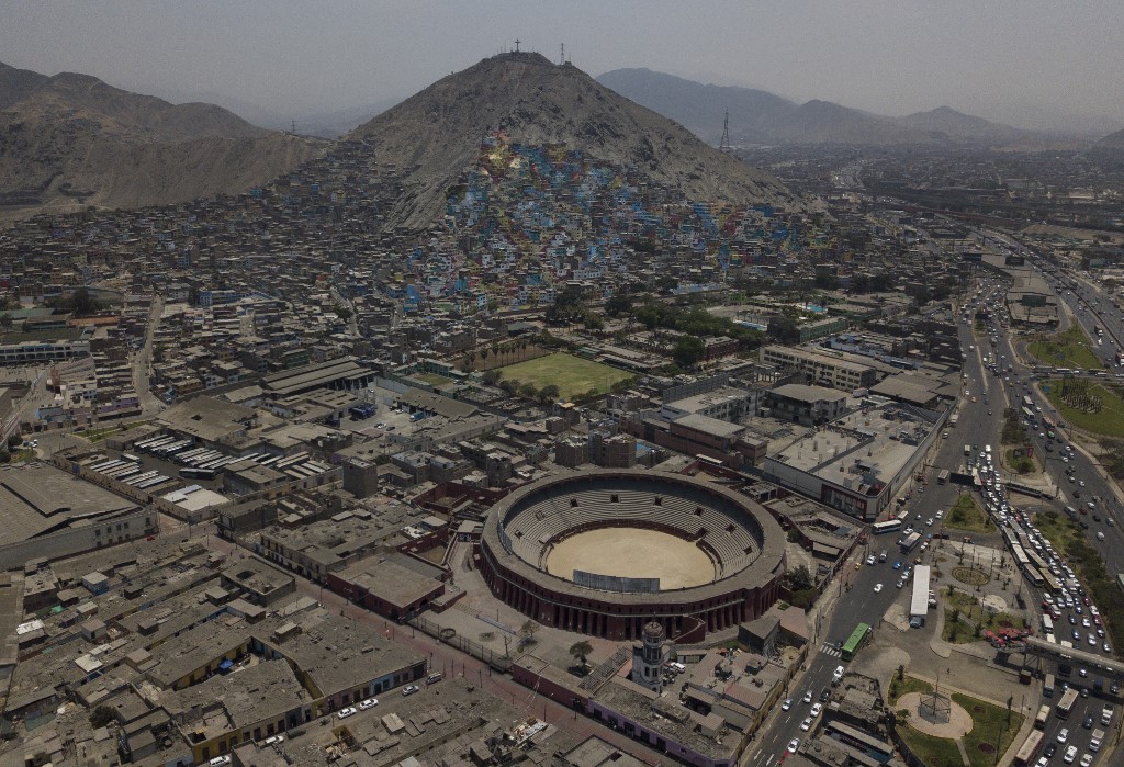 Gigantesco mural en desértico cerro de Lima, Perú