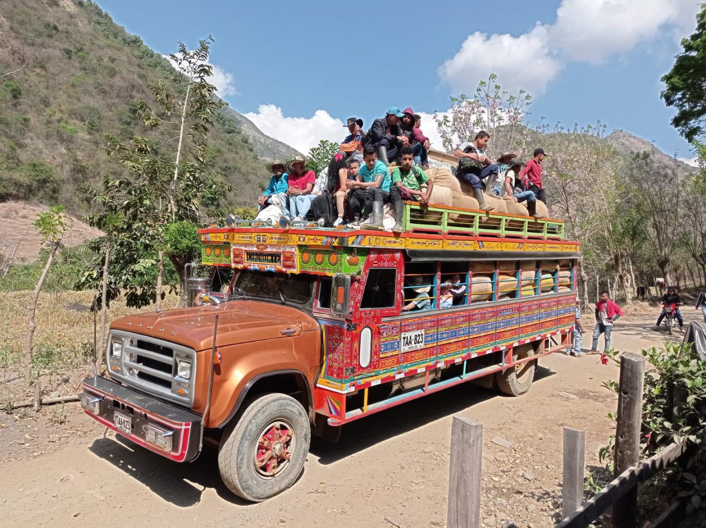 Chivas: transporte que se resiste a desaparecer en Ituango | Medios de ...
