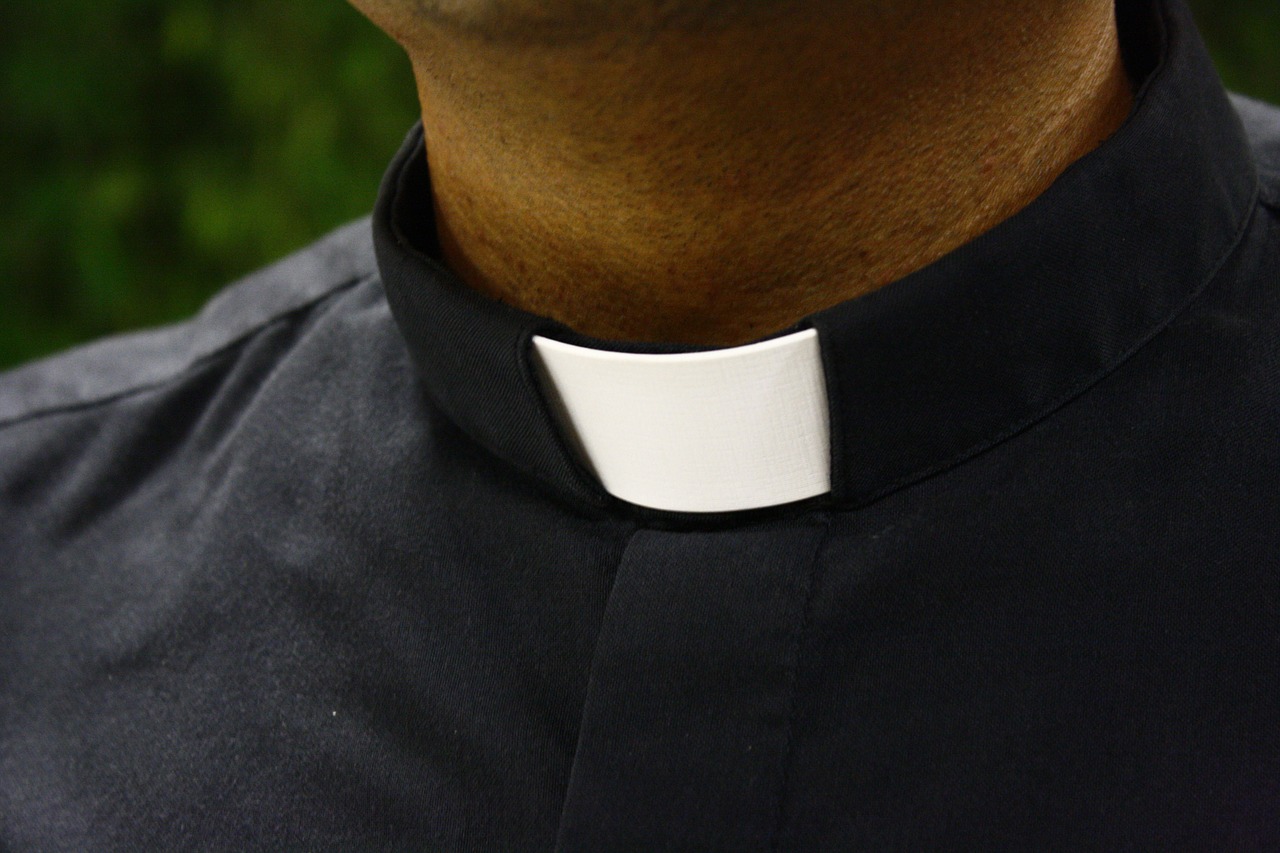 Abuso de menores: $10 millones de recompensa por sacerdote en Cali