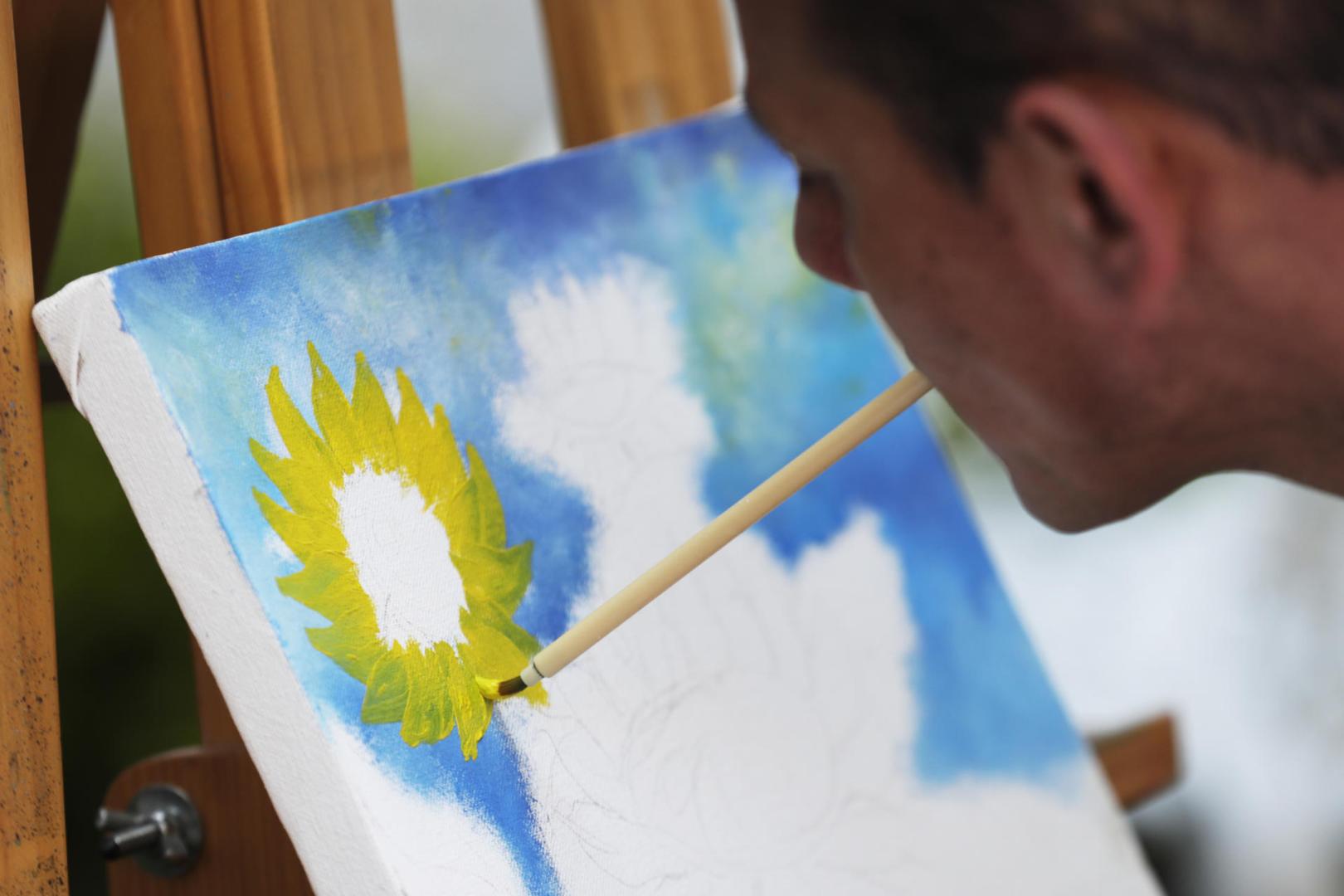 Artistas con discapacidad en Colombia pintan con boca y pies