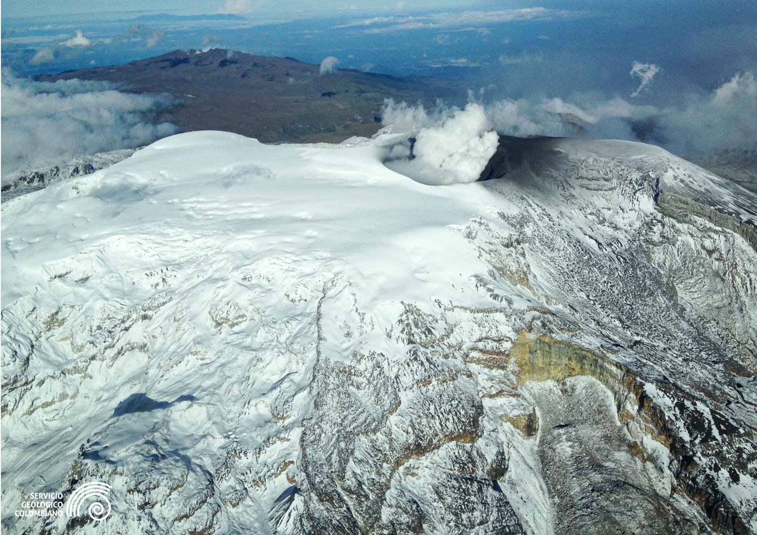 Alerta por incremento de sismicidad y ceniza en el Volcán Nevado del Ruiz