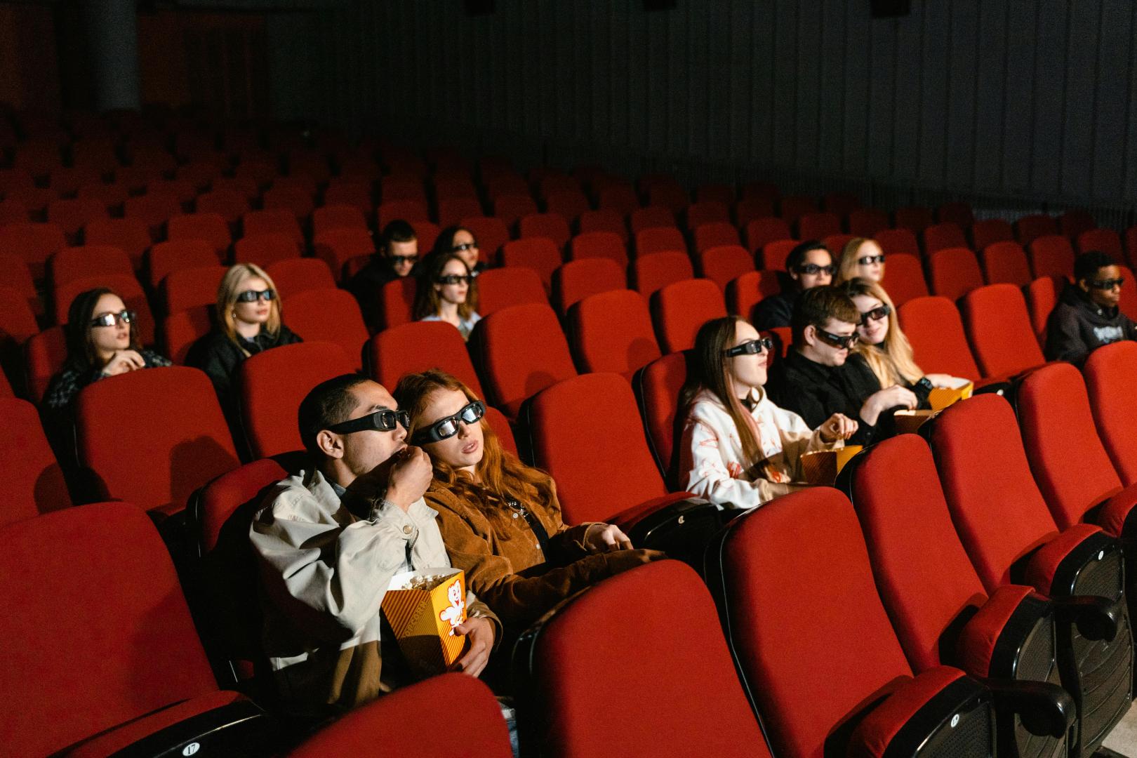 ¿Qué beneficios tiene ir al cine? ¿Por qué es mejor ir al cine?