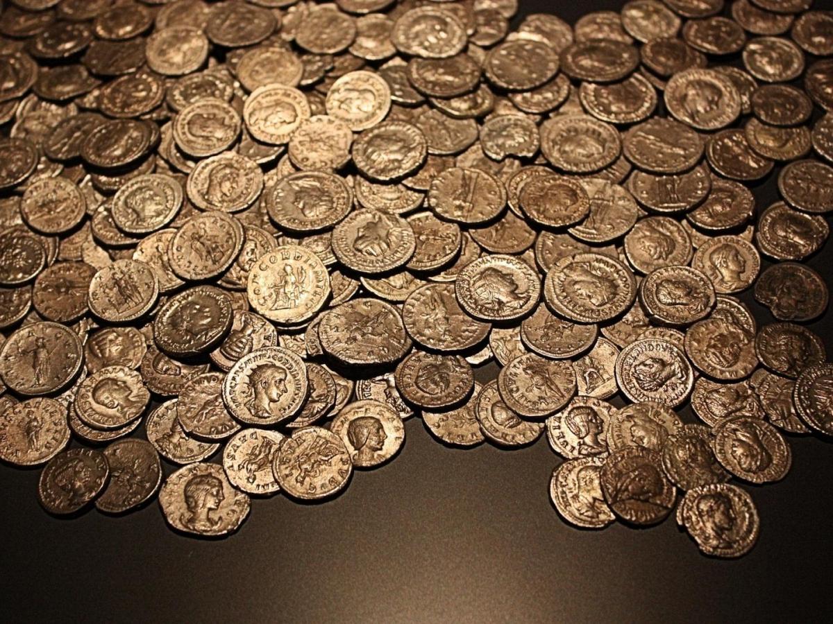 Descubren tesoro de la época romana en España gracias a un tejón