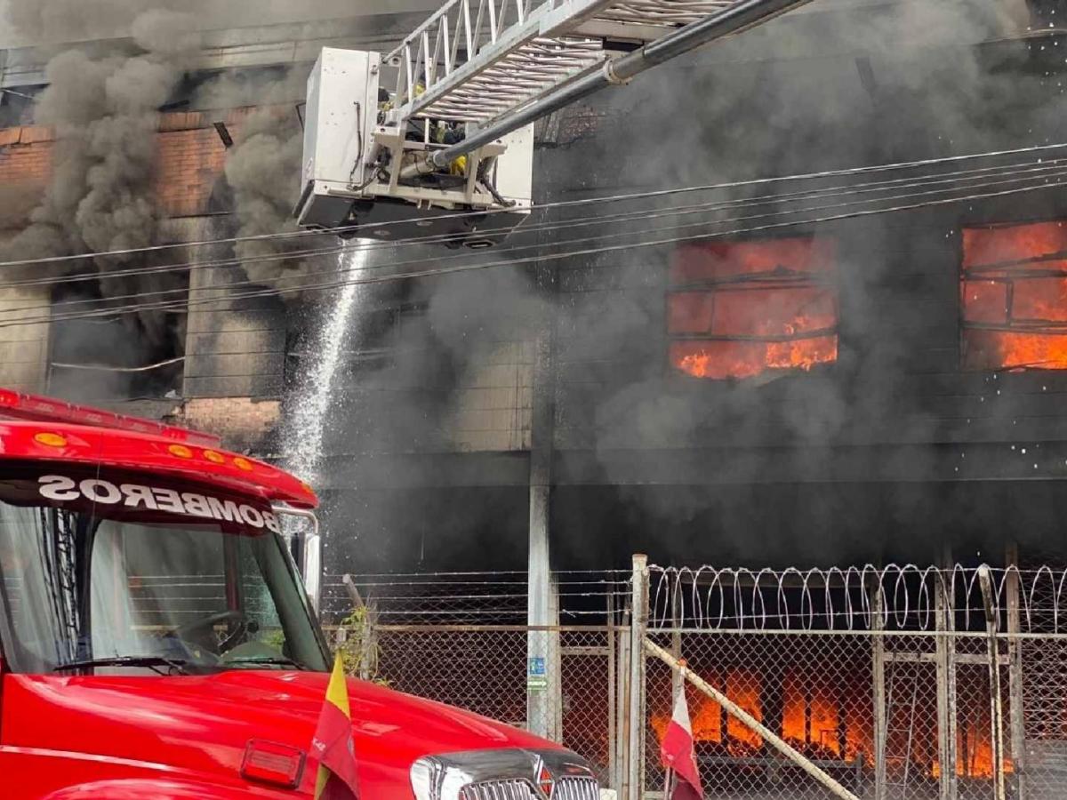 Incendio en Bogotá: Calle 80 cerca al puente de Guadua en la vía Cota