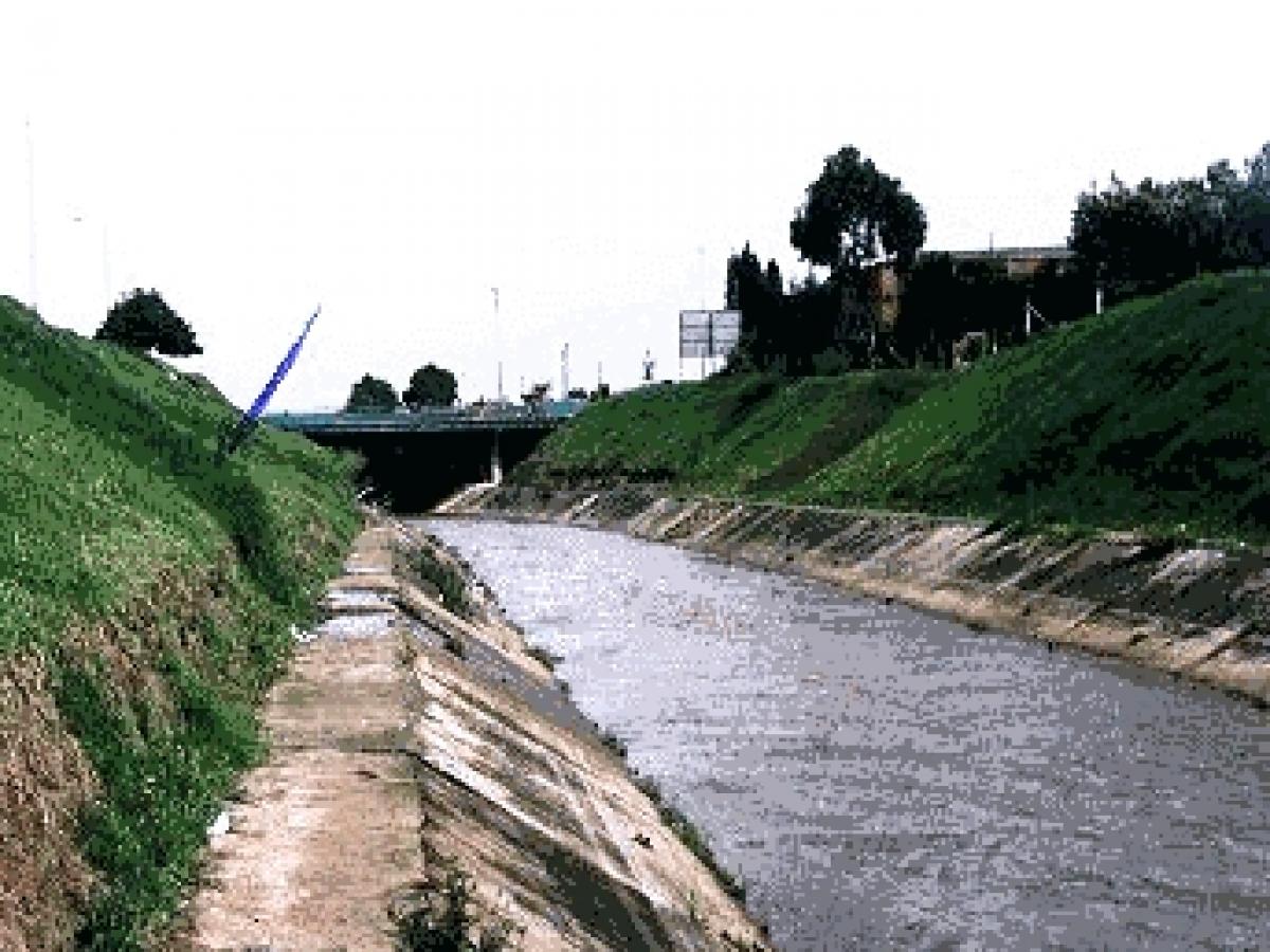 Desbordamiento del río Fucha, en el suroriente de Bogotá, genera ...