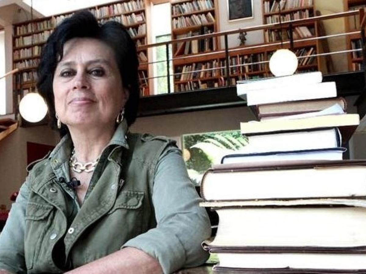 Hablando de mujeres y traiciones con la periodista Laura Restrepo ...