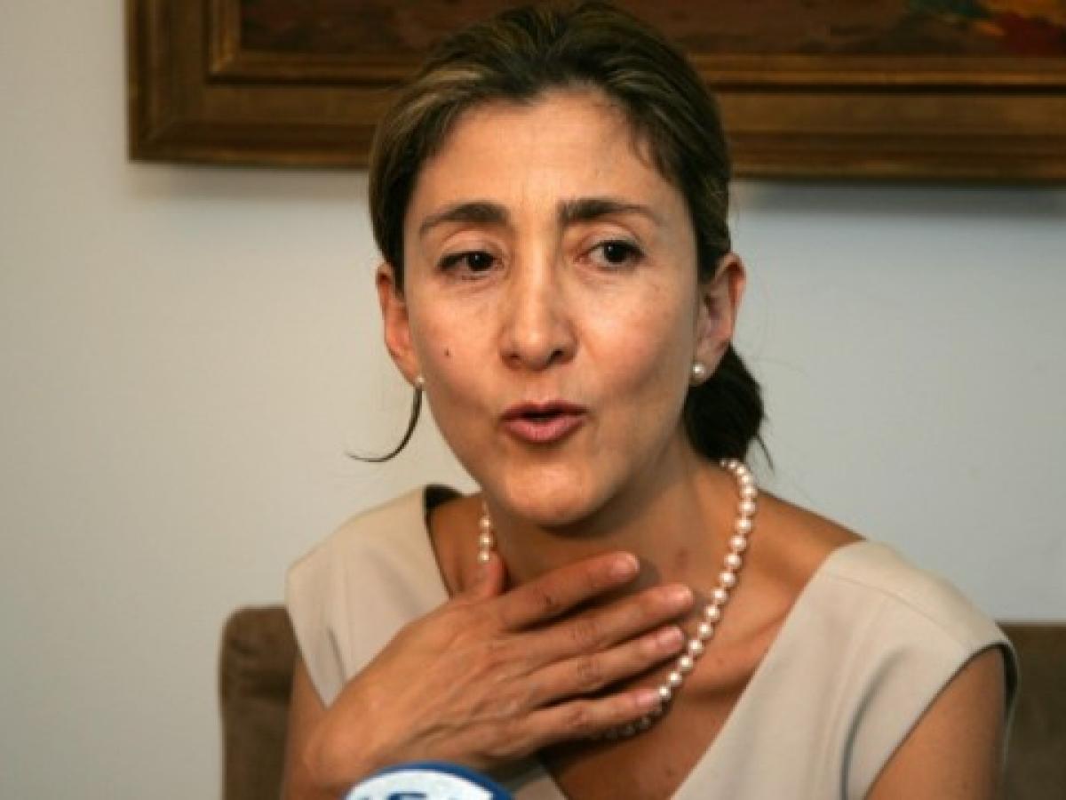 Íngrid Betancourt presenta primera novela de ficción, en París | Radio ...