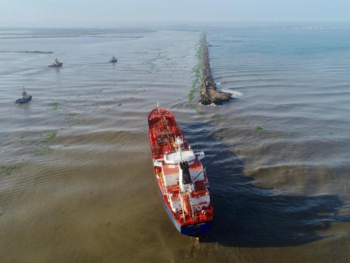 Alistan plan de rescate de buque encallado en Bocas de Ceniza