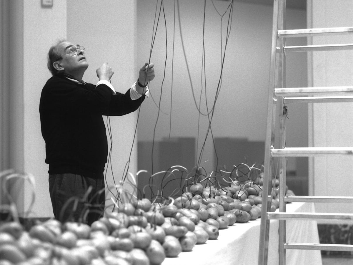 Transformación, una retrospectiva del artista Víctor Grippo | Radio ...