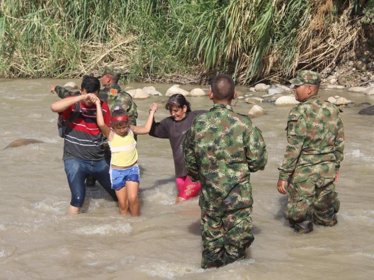 Soldado rescata a niño de familia deportada de Venezuela en aguas del ...