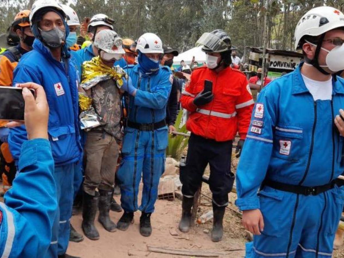 Rescatan con vida a los 14 mineros atrapados en mina de Bolívar